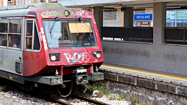 2023: Cheap Transportation to the Herculaneum Excavations near Naples