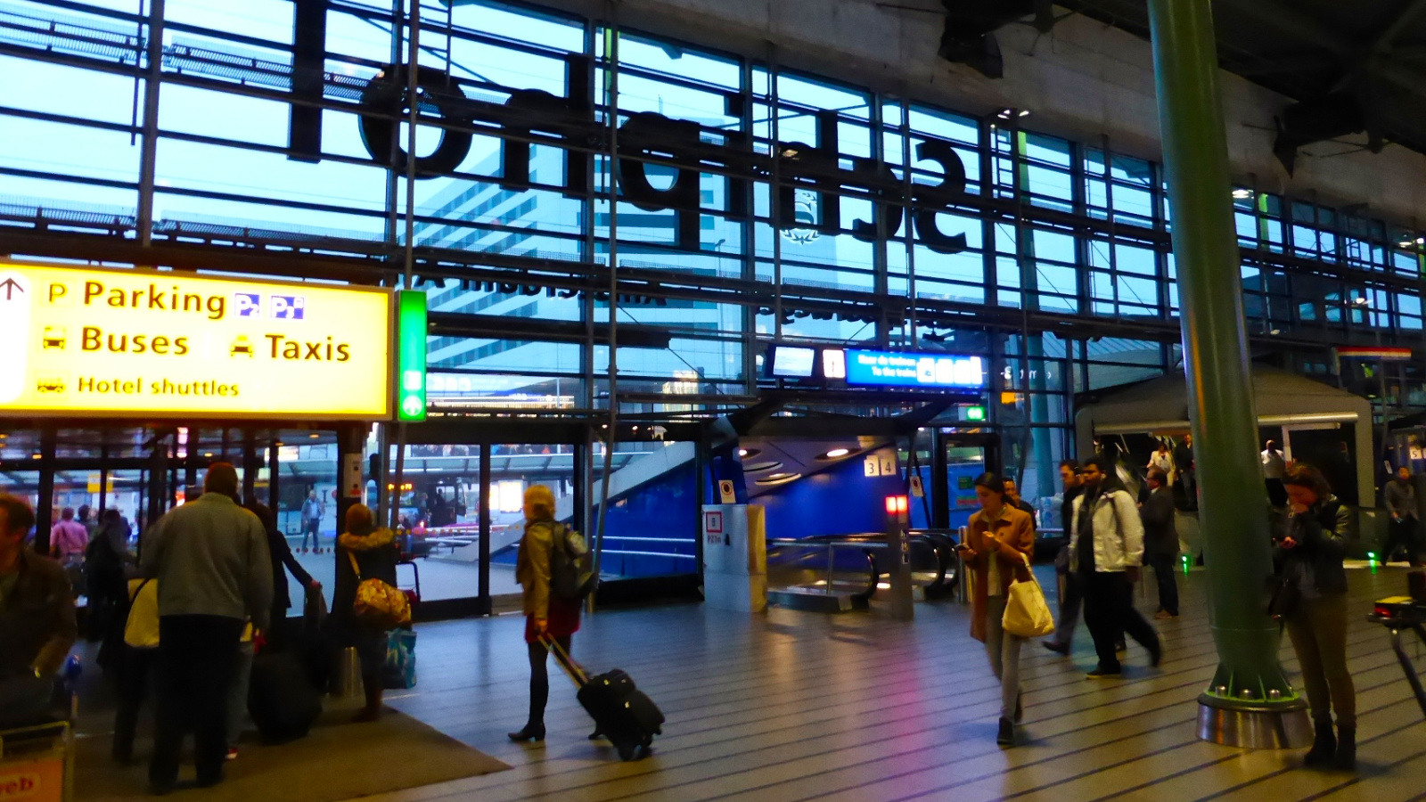 2024: Cheapest Schiphol Airport Trains and Buses to Amsterdam